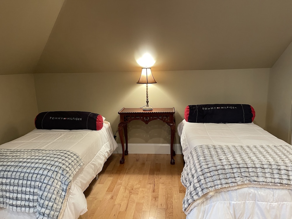 Lakeview Retreat: Dock, Boat Slip, Spacious For Multi-family - Tims Ford Lake, TN