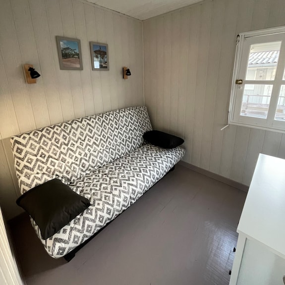 Authentic Gruissan Chalet, 6 People, Electric Car Socket - Gruissan