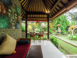 Vila, 5 quartos, piscina particular | Vista para o jardim