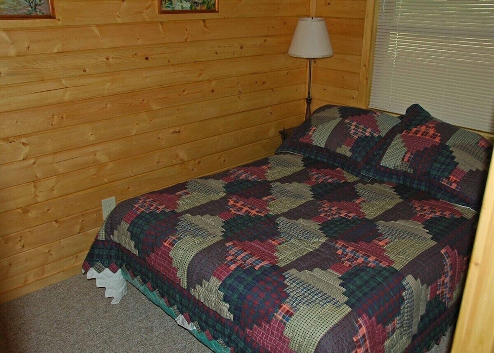 Pinewood Cabin | 2 Bed, 1 Bath - Wisconsin