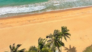 Uma praia com águas turquesa cristalinas e uma faixa de areia.