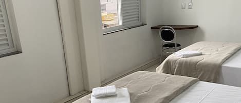 Quarto casal tradicional | Escrivaninha, espaço de trabalho para notebook, Wi-Fi de cortesia