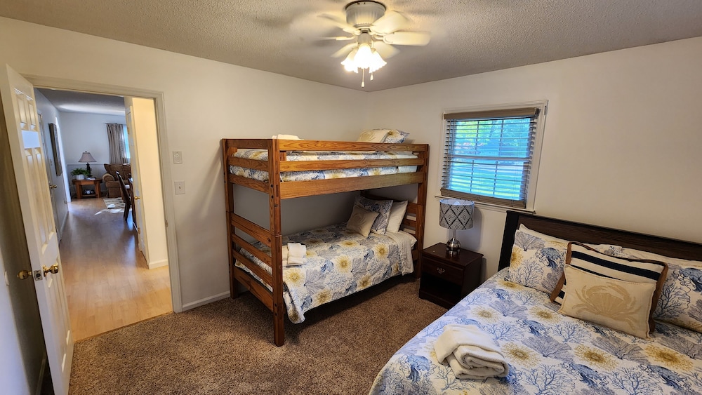 Paradise Found!! Waterfront Lake Retreat W. Dock Fish, Boat, Swim. Pet-friendly! - Mooresville, NC
