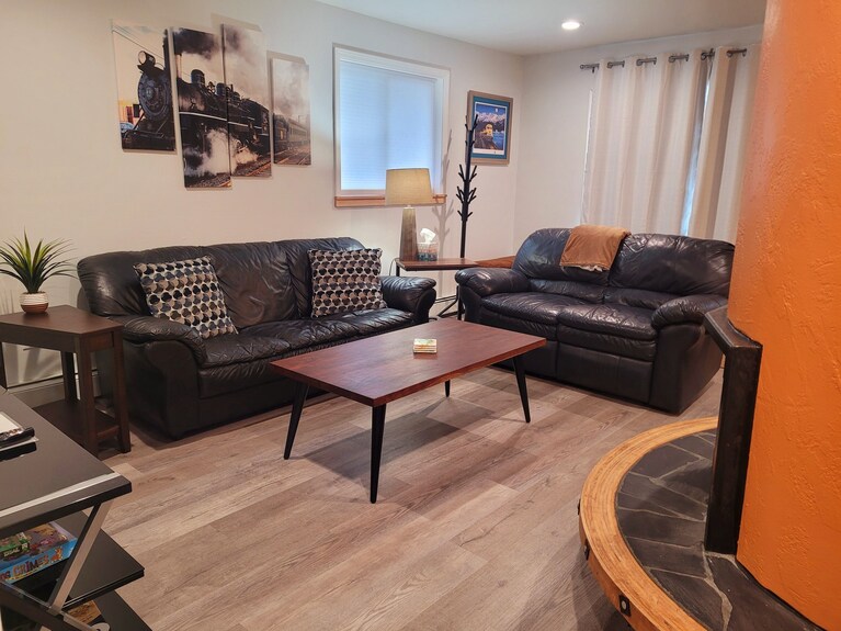 Cozy Centrally Located Two-bedroom Home. Pet Friendly! - Alaska