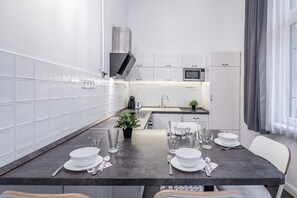 Apartamento | Cozinha privada | Um frigorífico/congelador grande, um micro-ondas, uma placa de cozinha
