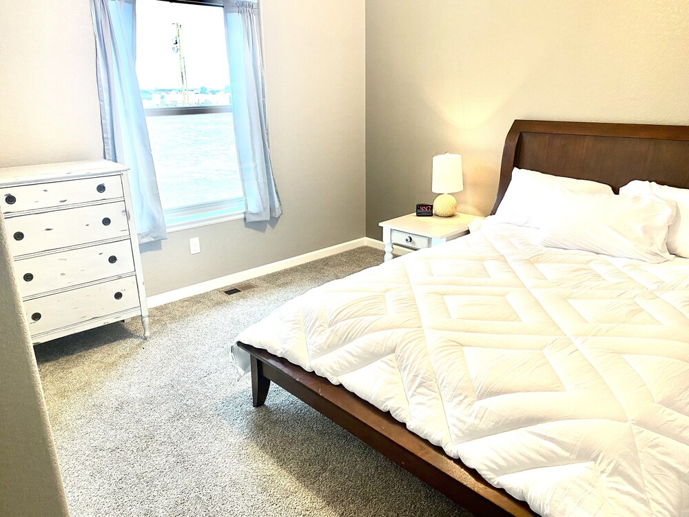 Bee Our Guest * Entire 3 Bedroom Place * Lots Of Natural Light - Pueblo West, CO