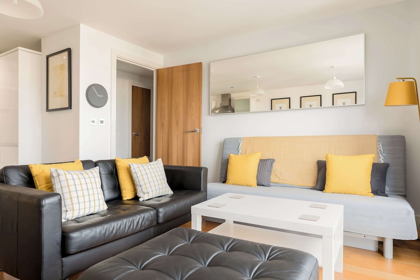 Honeybee - 9th Floor Apartment With Balcony Views - Poole