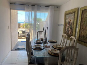 Um frigorífico/congelador grande, um micro-ondas, uma placa de cozinha 