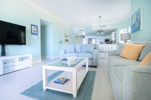 Apartamento Familiar em Condomínio Fechado, 3 quartos, varanda, vista para a praia | Sala de estar | Smart TV de 50 polegadas com canais por cabo, televisor 