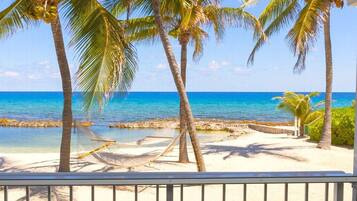 Apartamento em Condomínio Fechado, vista para a praia | Terraço/pátio interior