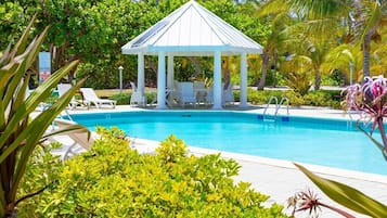 Piscina exterior, toldos gratuitos, guarda-sóis