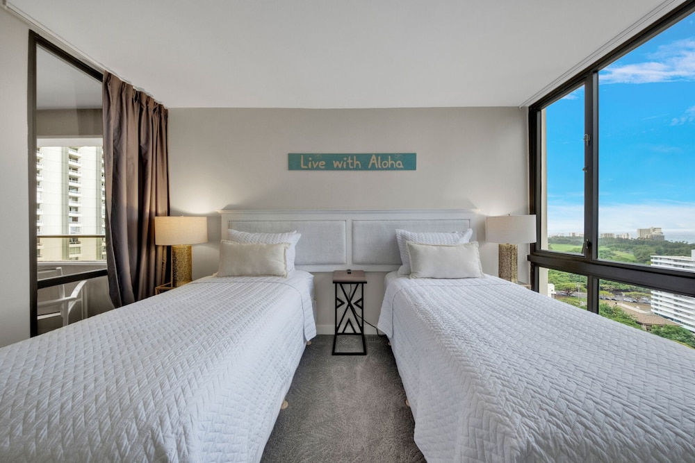 Newly Renovated Waikiki Sunset Unit With Stunning Diamond Head And Ocean Views - Honolulu, HI