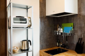 Apartamento design | Cozinha privada | Geladeira, micro-ondas, cooktop, chapa