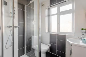 Dormitório Partilhado, 1 quarto, Vista para a cidade | Casa de banho
