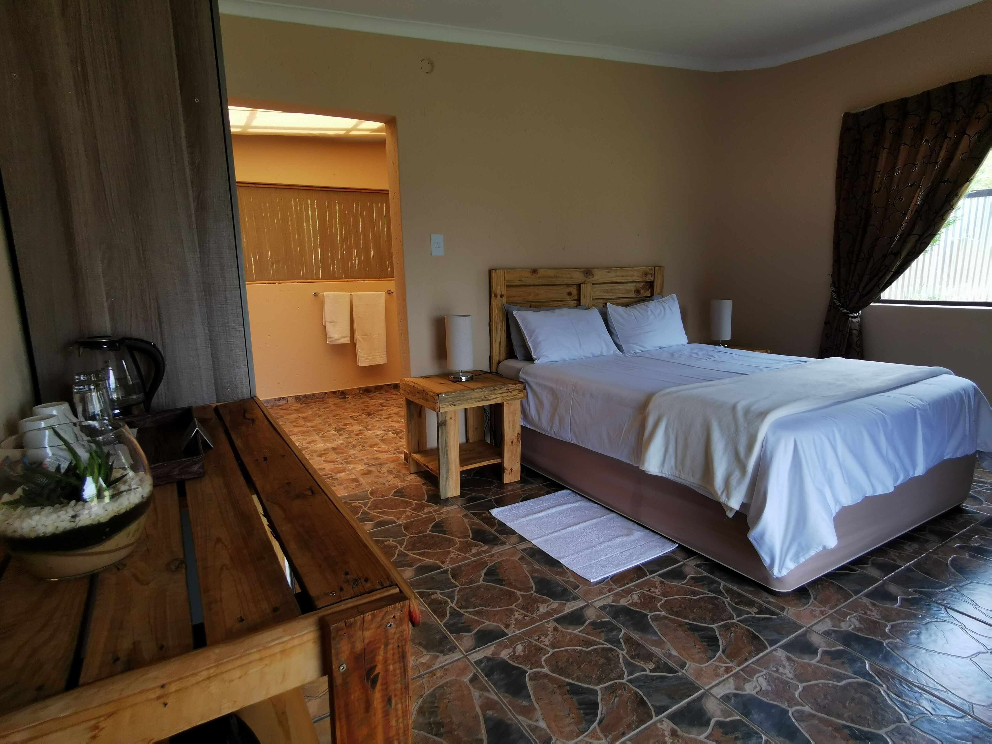 Frigobar, roupa de cama