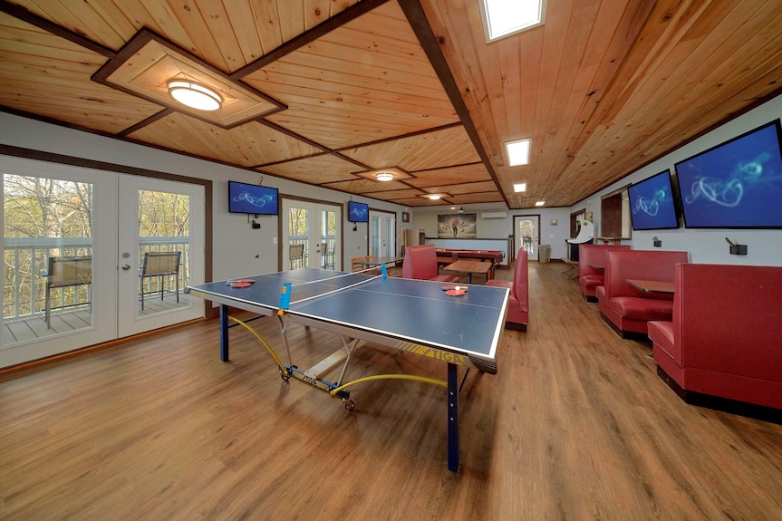 Mega Family Getaway Lodge - 7 Bedrooms, Theater, Game And Outdoor Area. - Gatlinburg