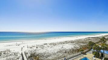 Apartamento em Condomínio Fechado, 3 quartos | Praia | Na praia