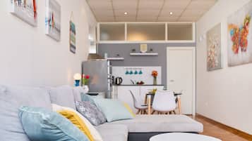 Apartamento (1 Bedroom) | Área de estar | TV de tela plana 80 cm com canais a cabo, TV