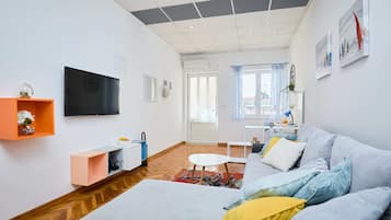 Apartamento (1 Bedroom) | Sala de estar | TV de tela plana 80 cm com canais a cabo, TV