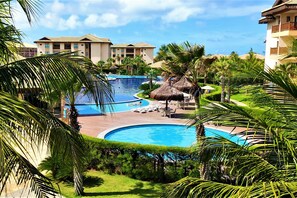 Piscina exterior, guarda-sóis, espreguiçadeiras 