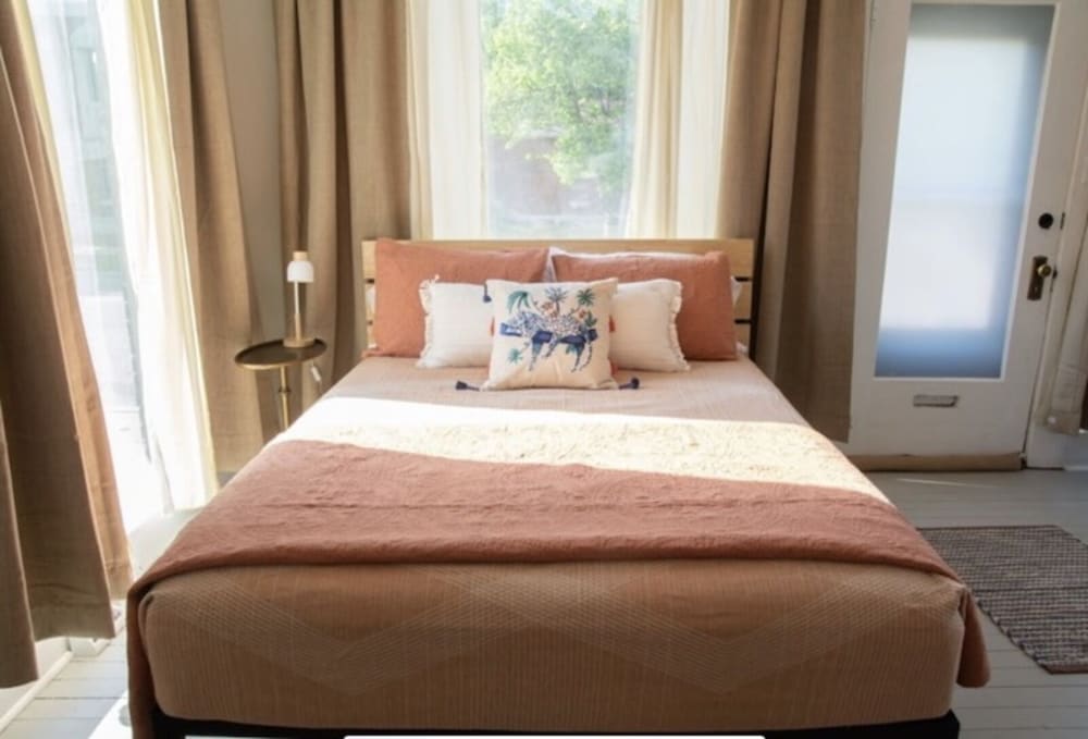 Studio Living In The Arts District! - Michigan City, IN