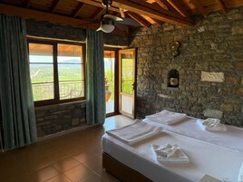 Secretária, Wi-fi grátis, roupa de cama fornecida 