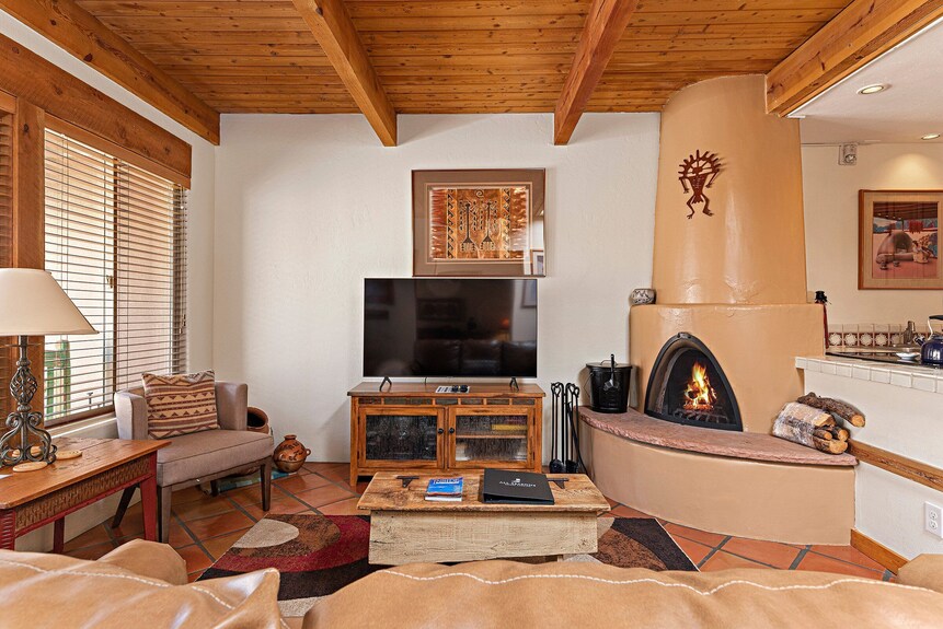 Fort Marcy 65 | Walk To Plaza | Fireplace | Kitchen | Hot Tub | Pool | End Unit | Single Level - Santa Fe, NM