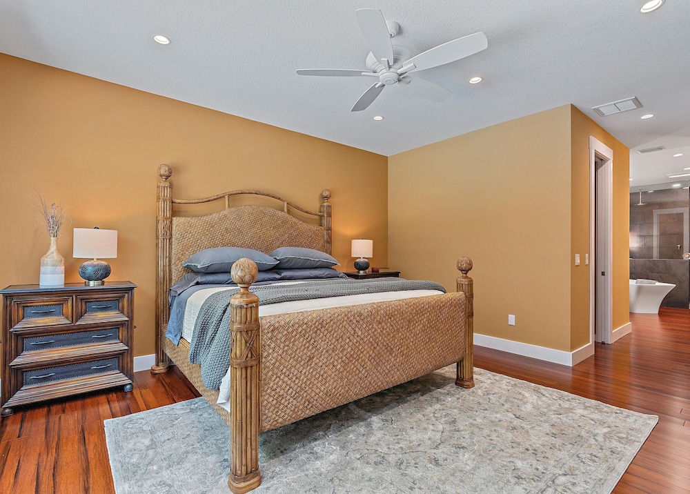 Hyde Park Villa W/ Saltwater Pool + Fire Place! - Sarasota, FL