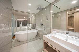 Quarto casal júnior | Banheiro | Secador de cabelo, chinelos, toalhas de banho, sabonete