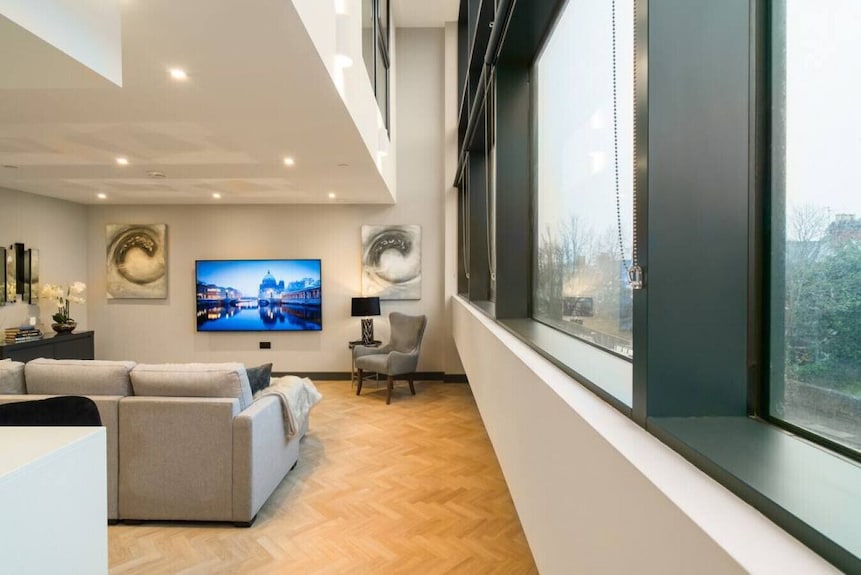 Luxury 2 Bed Duplex Apt W/balcony, Gym & Parking - Barry