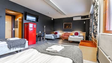Quarto Quádruplo Básico | 1 quarto, secretária, secretária adequada para computadores portáteis