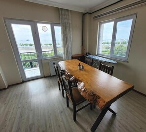 Apartamento Panorâmico | Sala de estar | Televisor LCD de 15 polegadas com canais via satélite 