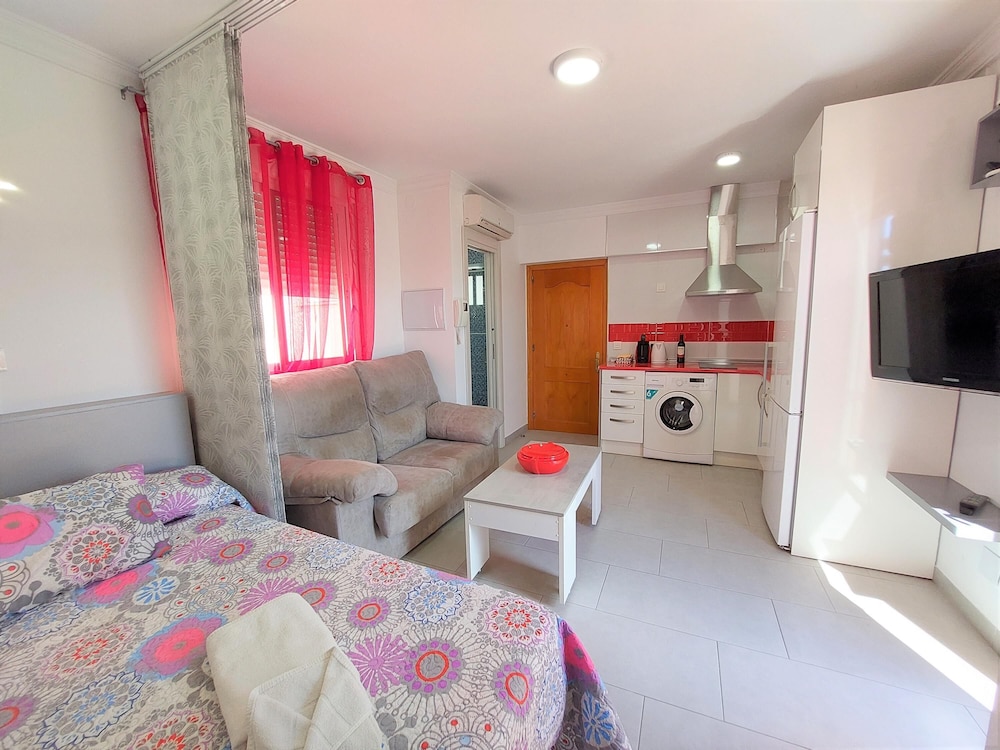 Vakantiestudio 'Lola' Met Uitzicht Op De Bergen, Prive-terras, A / C & Wi-fi - Nerja