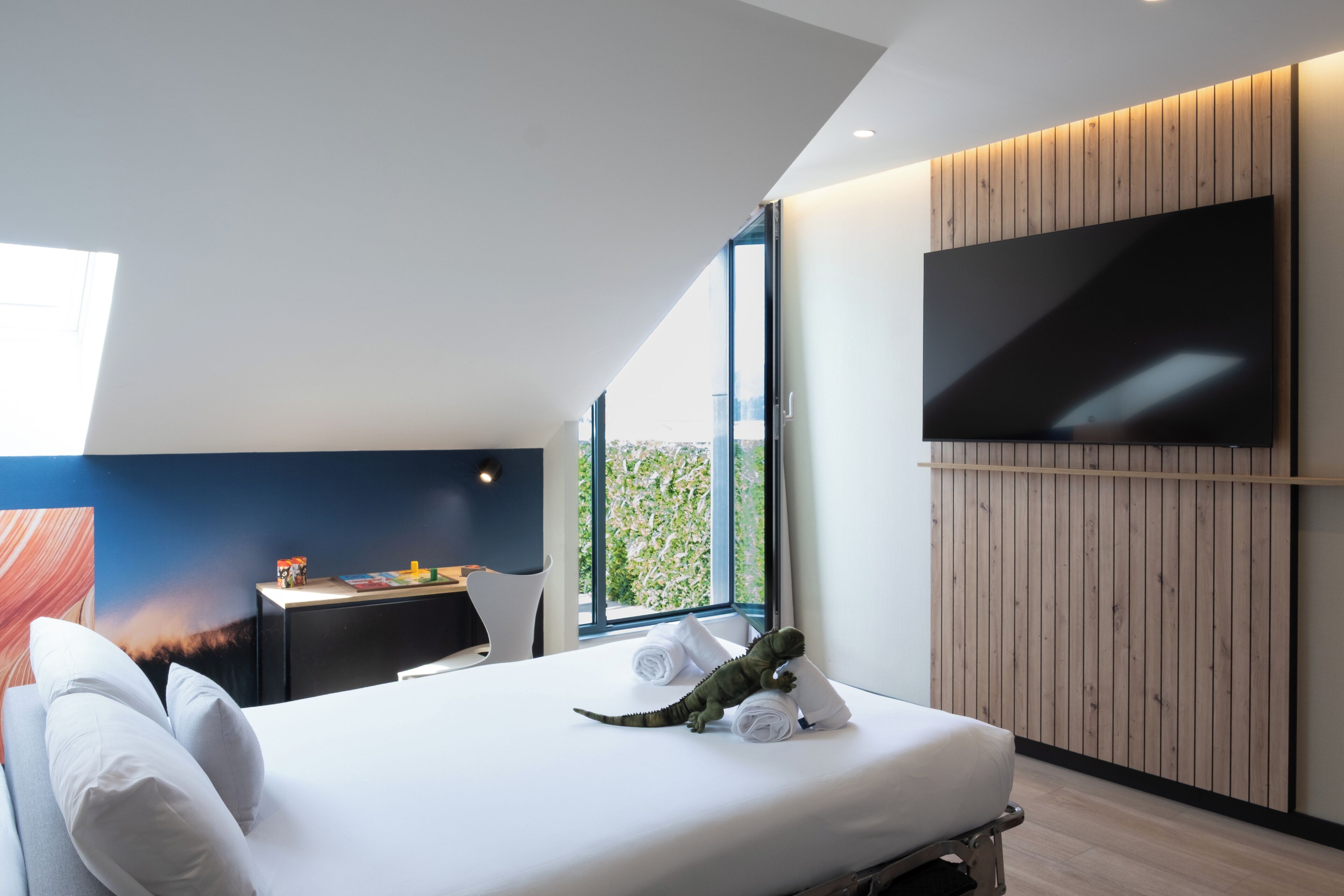 Quarto Familiar, 1 cama de casal e sofá-cama | Com decoração personalizada, secretária 