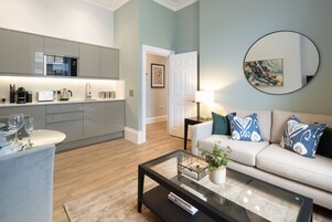 Suite, 1 Bedroom | Área de estar | Smart TV 42 polegadas com canais digitais, TV