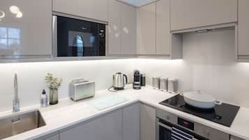 Um frigorífico, um micro-ondas, um forno, uma placa de cozinha