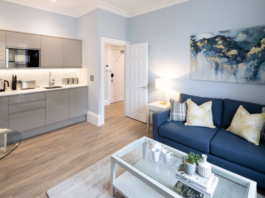 Suite, 1 Bedroom | Sala de estar | Smart TV de 42 polegadas com canais digitais, televisor