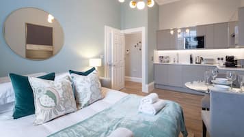 Suite Familiar, 1 quarto | Sala de estar | Smart TV de 42 polegadas com canais digitais, televisor