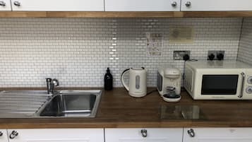 Estúdio Premium, vista para o pátio (Room D) | Cozinha privada | Uma cafeteira/bule, uma chaleira elétrica