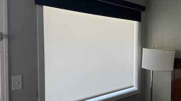 Camas de colchão pillowtop, cortinas/cortinados opacos