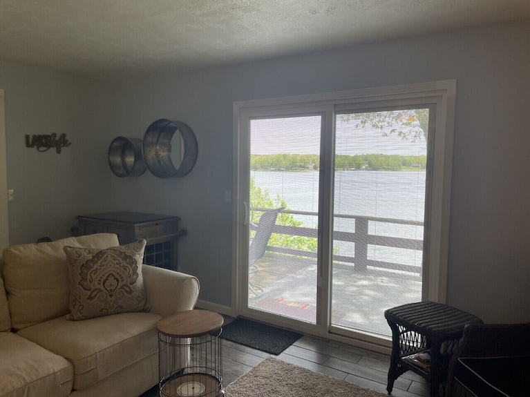 Waterfront Vacation! {3 Bed 2 Bath. Sleeps 13} - Illinois