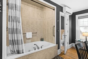 Quarto Superior, 1 cama queen-size, banheira de hidromassagem | Casa de banho | Um secador de cabelo, toalhas fornecidas, sabão, champô 