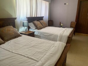 Quarto casal standard de uso individual | Roupas de cama premium, frigobar, cofres nos quartos