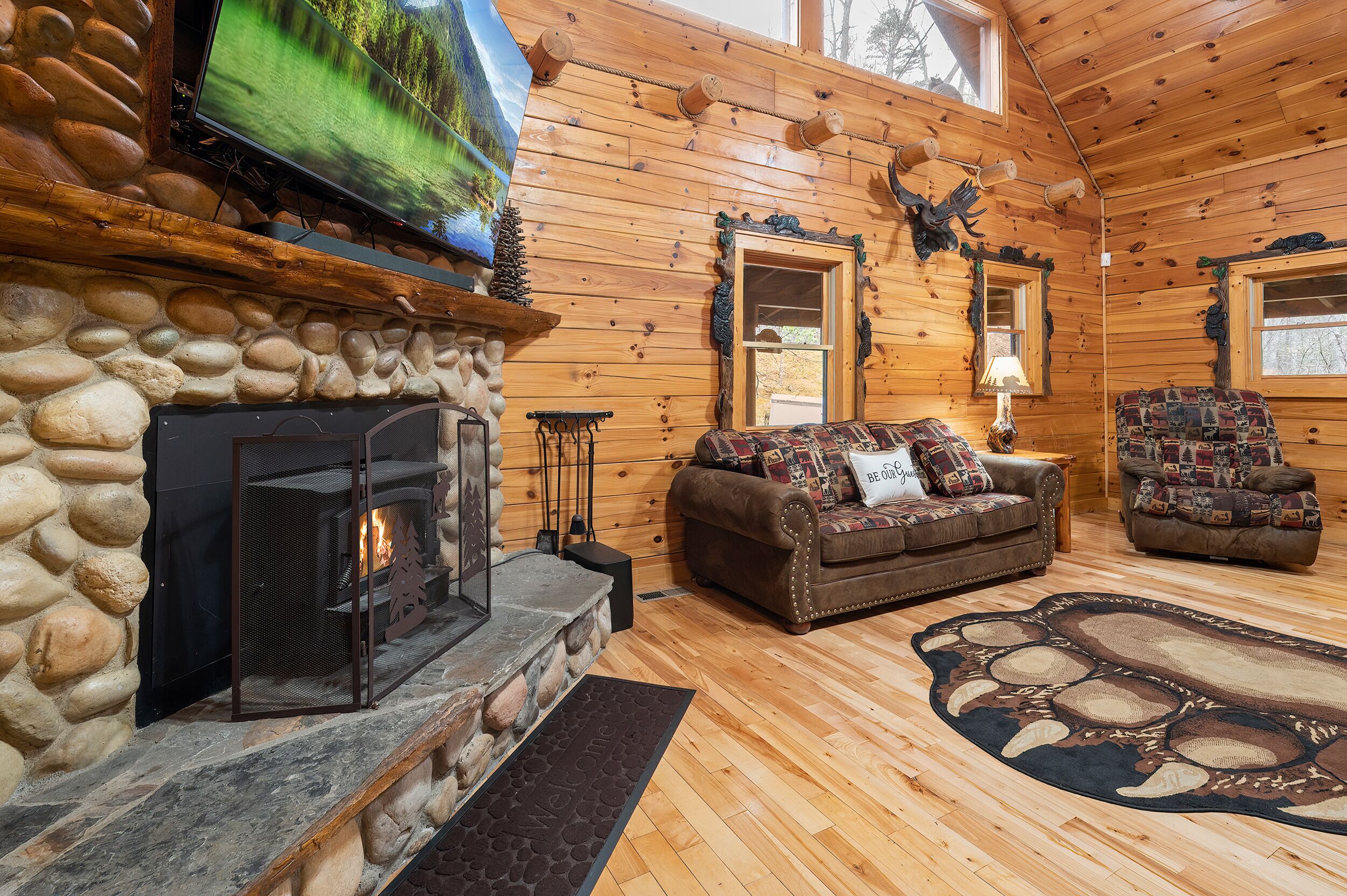 Bear Necessities - 3 Bedrooms, Sleeps 12, Hot Tub, Arcade Room, Theater Room - Pigeon Forge, TN