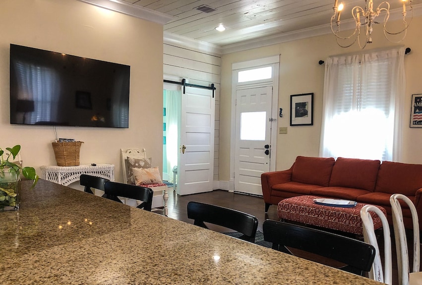 Family / Pet-friendly! Blocks From Beach. Full Kitchen, Huge Bathroom And Deck! - Galveston, TX