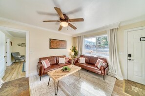 Lodge Unit #11 - 2 Bedroom, 2 bath, Full Kitchen | Sala de estar | Televisor 