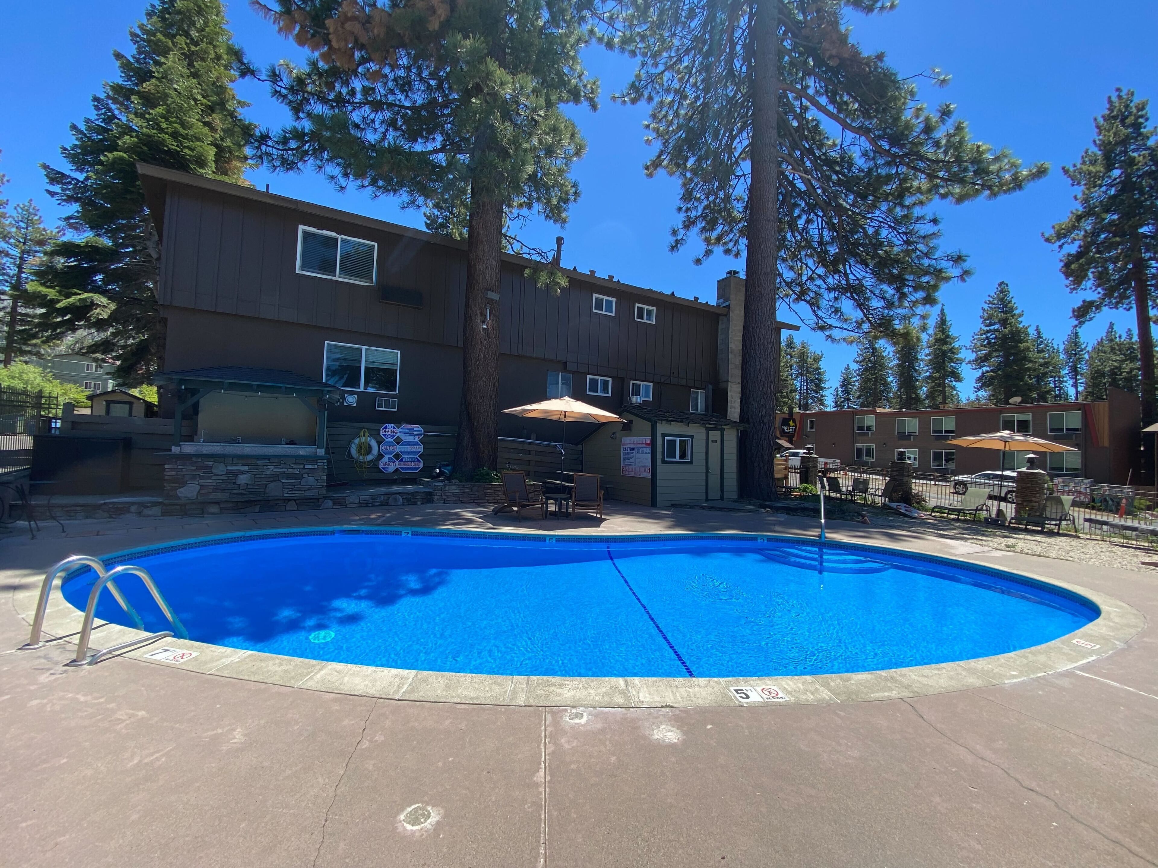 Piscina externa sazonal, funciona das 9h às 22h, espreguiçadeiras