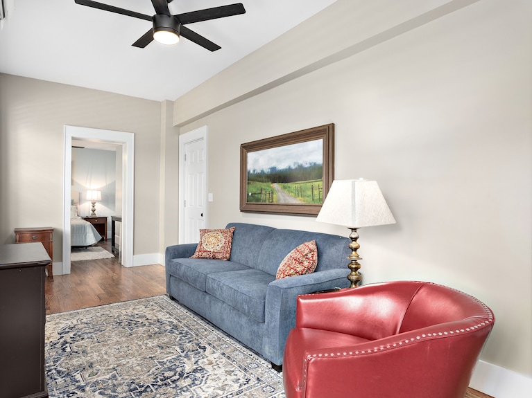 Spacious 1 Bedroom Apt! Pet Friendly With Private Fenced In Back Yard And Deck! - Weaverville, NC