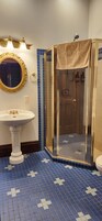 Suite Deluxe, 1 cama queen-size e sofá-cama, Vista para a cidade | Casa de banho | Toalhas fornecidas