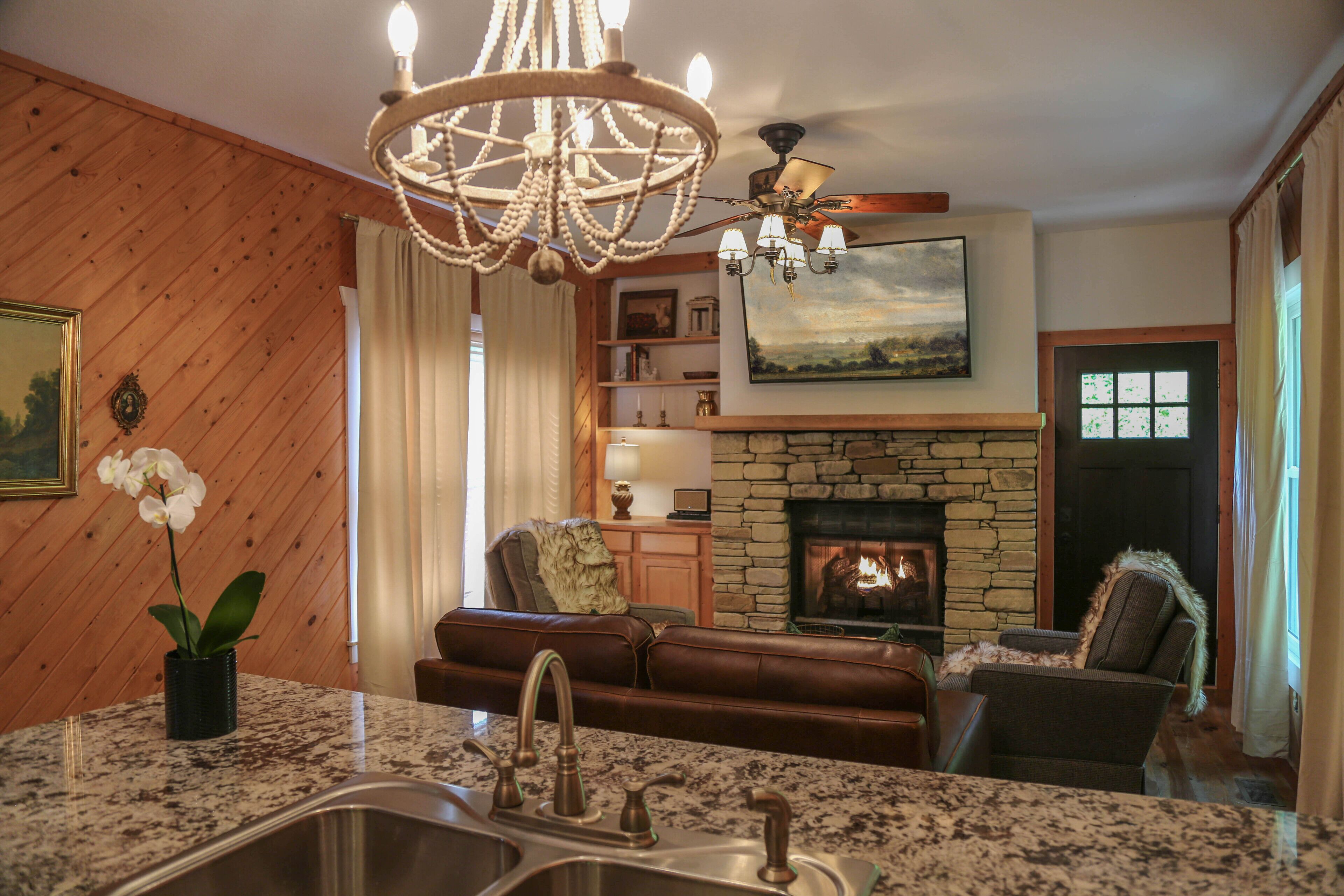 Charming 2br Highlands Cottage With Cozy Fireplace, 3 Min To Main St & Dry Falls - Highlands, NC